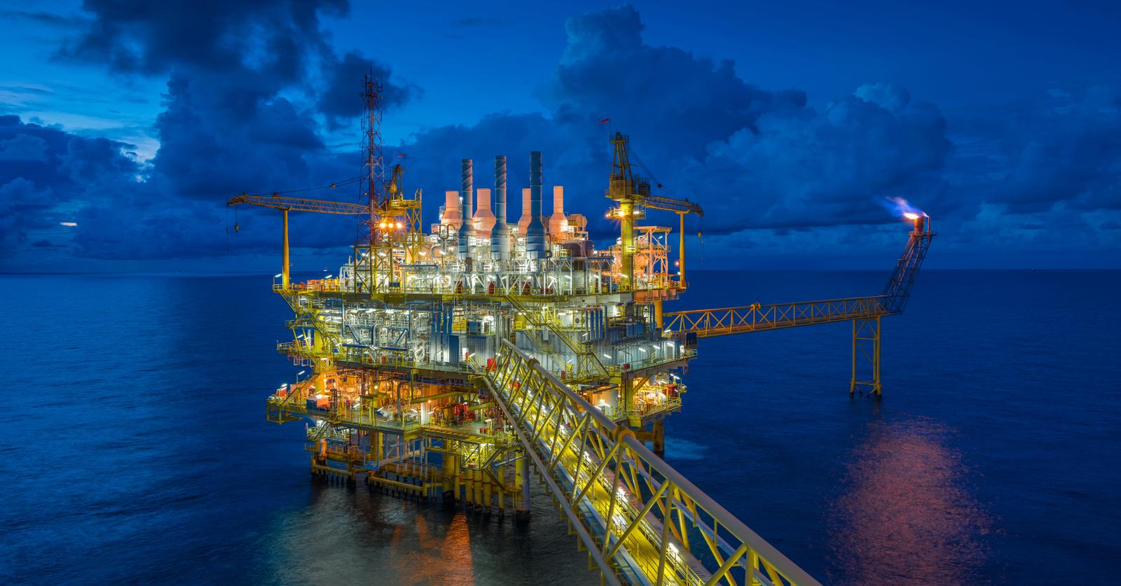 ExxonMobil and Chevron: Do Moving Averages Show a Breakout?