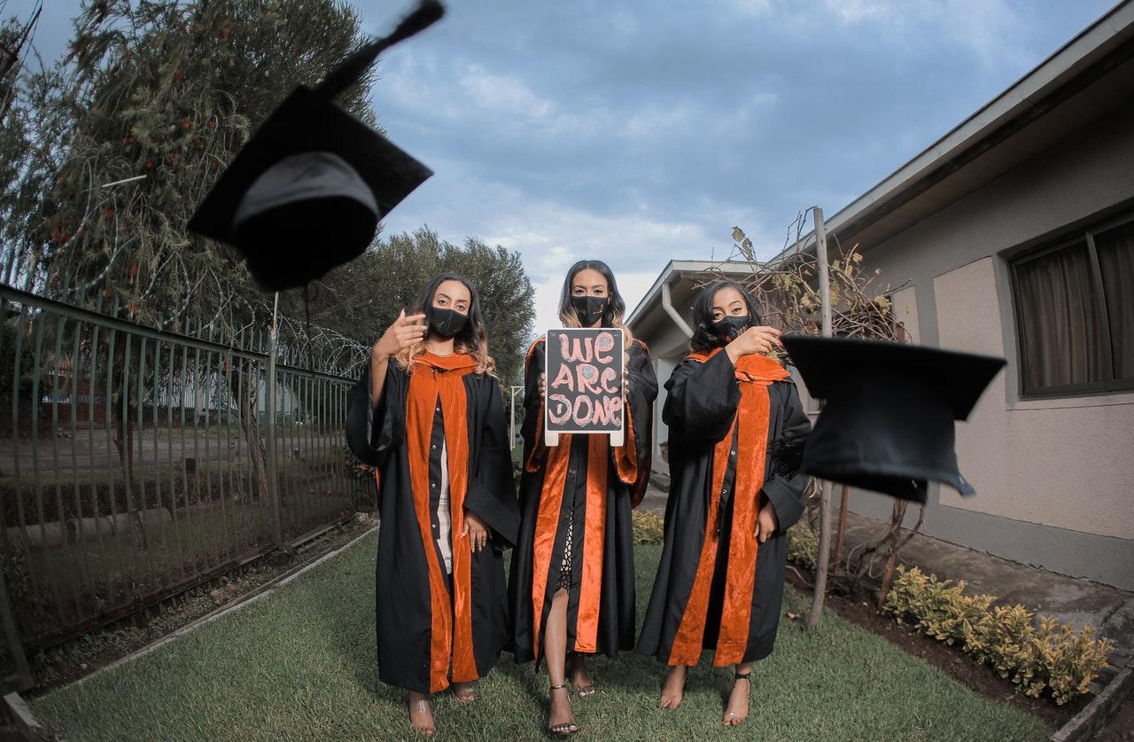 What Is a Suitable Cash Amount to Give as a Graduation Gift?