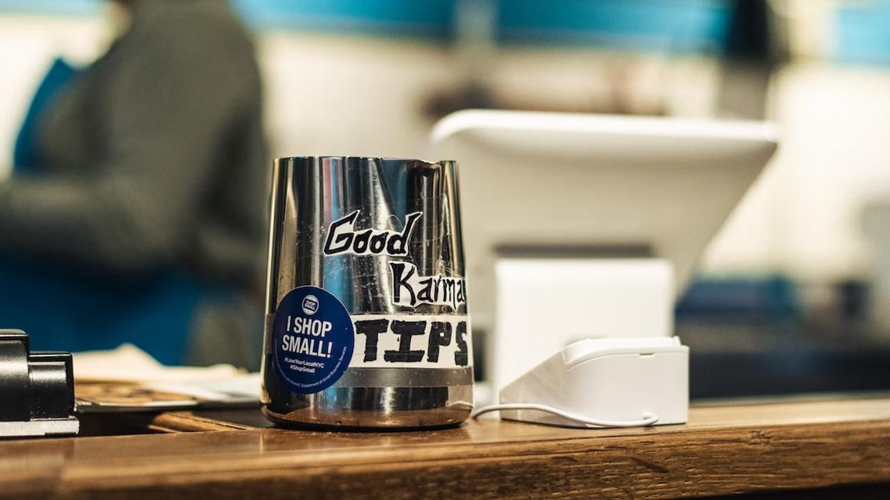 Do You Tip for Counter Service or Cashier? Expert Weighs In