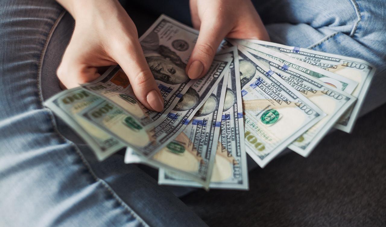 What Is a Suitable Cash Amount to Give as a Graduation Gift?