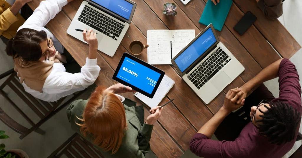 Lot of Workers Now Logging Off by 4 PM on Fridays, Survey Finds